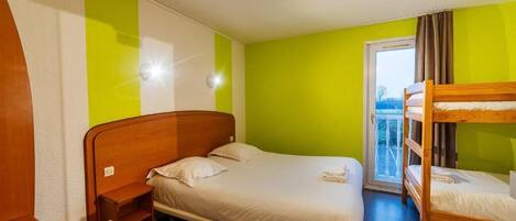 Quarto casal standard | Escrivaninha, ferros/tábuas de passar roupa, berços grátis