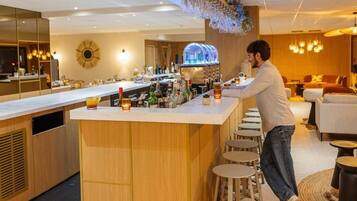 Cozinha moderna com área de bar, armários de madeira e uma ilha grande.