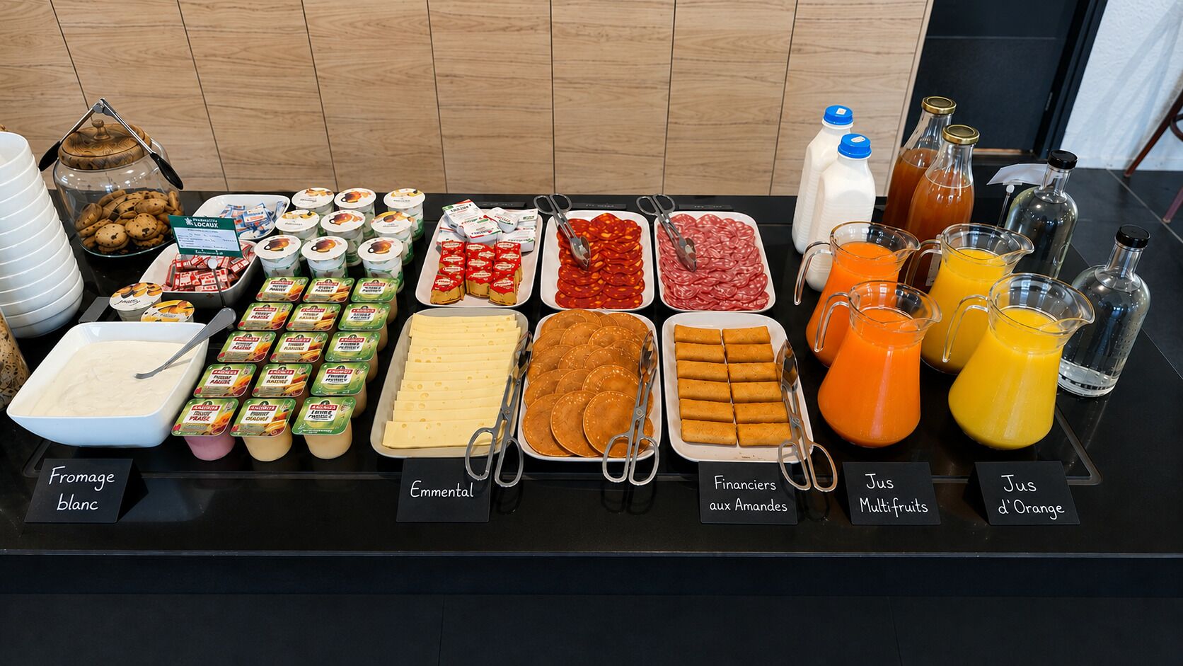 Um buffet de café da manhã com diversas opções de comidas e bebidas.