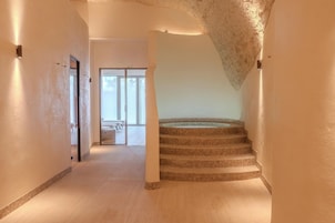 Interior moderno com escada em espiral que leva a uma varanda.