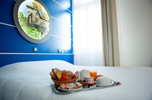 Cofres nos quartos, escrivaninha, quartos à prova de som