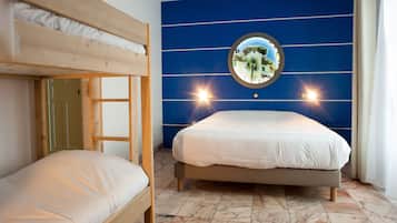 Quarto Quádruplo | Cofre no quarto, secretária, quartos insonorizados
