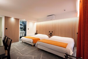 Quarto quádruplo | Frigobar, cofres nos quartos, individualmente decorados, escrivaninha