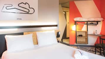 Quarto Standard, 1 cama de casal | Roupa de alta qualidade, secretária, cortinas/cortinados opacos