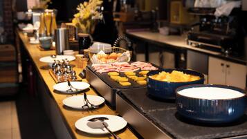 Café da manhã com buffet todos os dias mediante uma taxa
