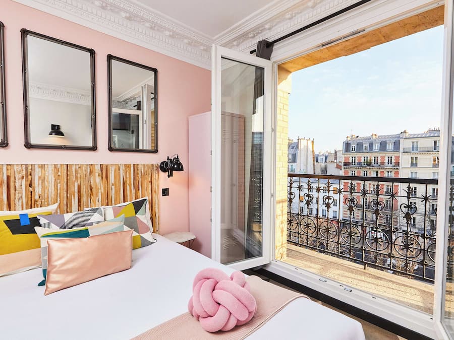 Classic Room - Balcony | 1 quarto, com decoração personalizada, com mobília individualizada