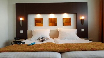 Quarto Duplo ou Twin Clássico, vista para o mar | Cofre no quarto, secretária, cortinas/cortinados opacos 