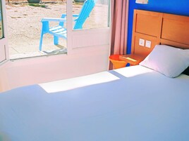 Quarto Standard, 1 cama de casal, varanda | Roupa de alta qualidade, secretária, cortinas/cortinados opacos 
