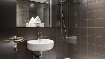 Quarto Duplo ou Twin Standard | Casa de banho | Um secador de cabelo, toalhas fornecidas