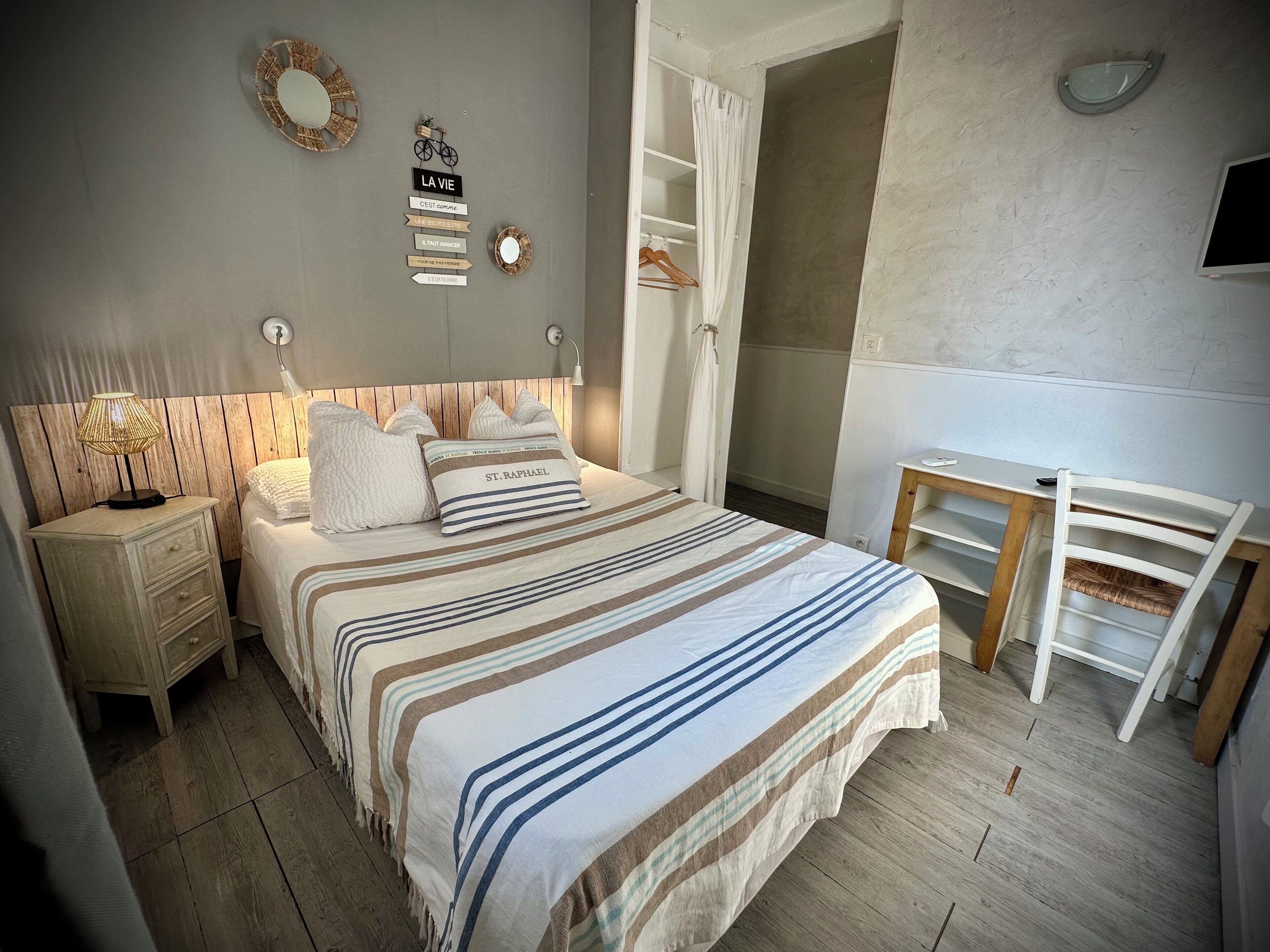 Quarto Clássico, vista para o jardim | Roupa de alta qualidade, com decoração personalizada 