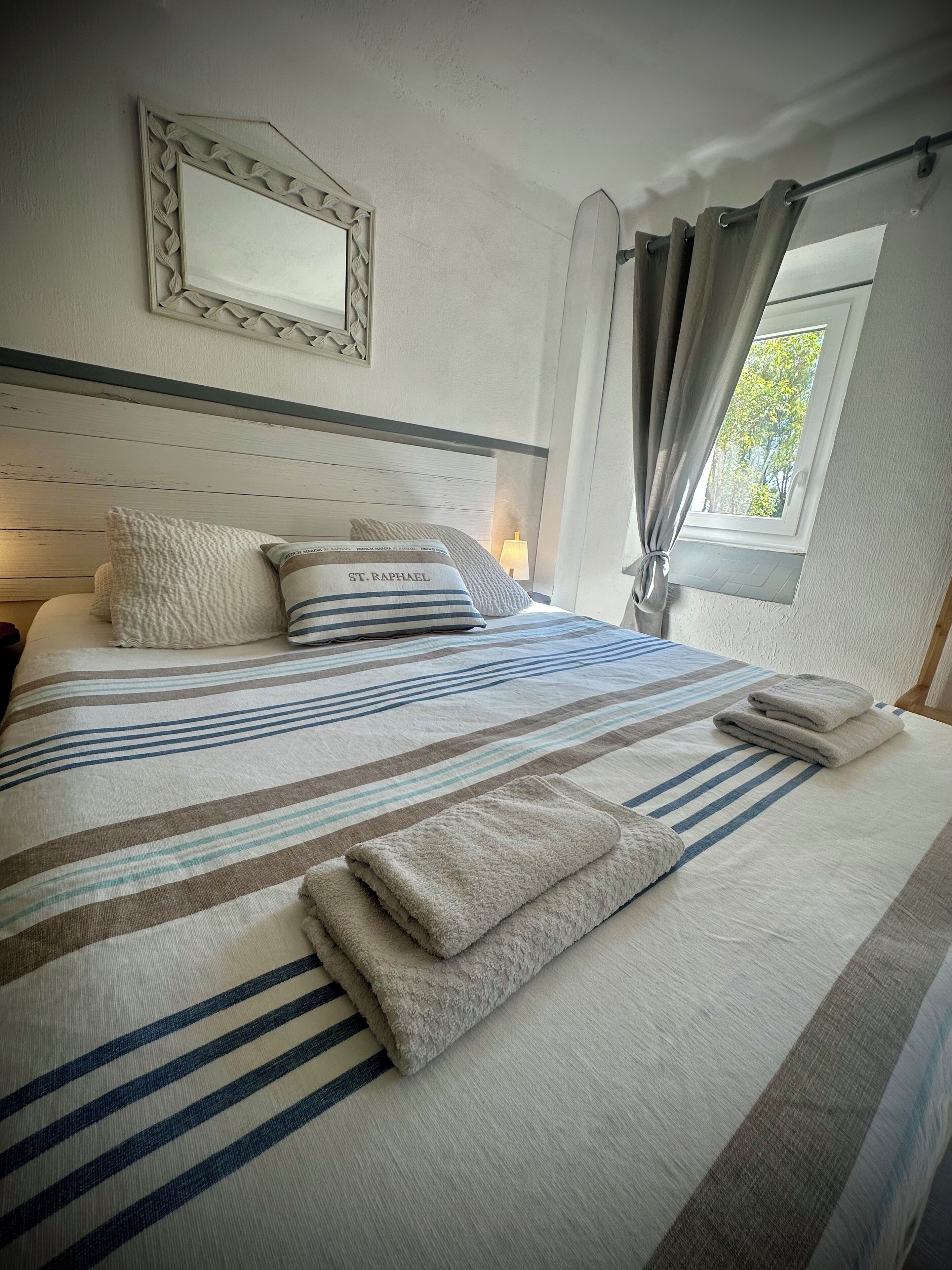 Quarto Superior, 1 cama queen-size e sofá-cama (with Air Conditioning) | Roupa de alta qualidade, com decoração personalizada 