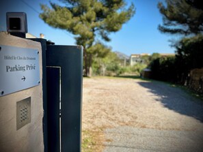 Estacionamento sem assistência (pago) (EUR 4.50 por dia) 