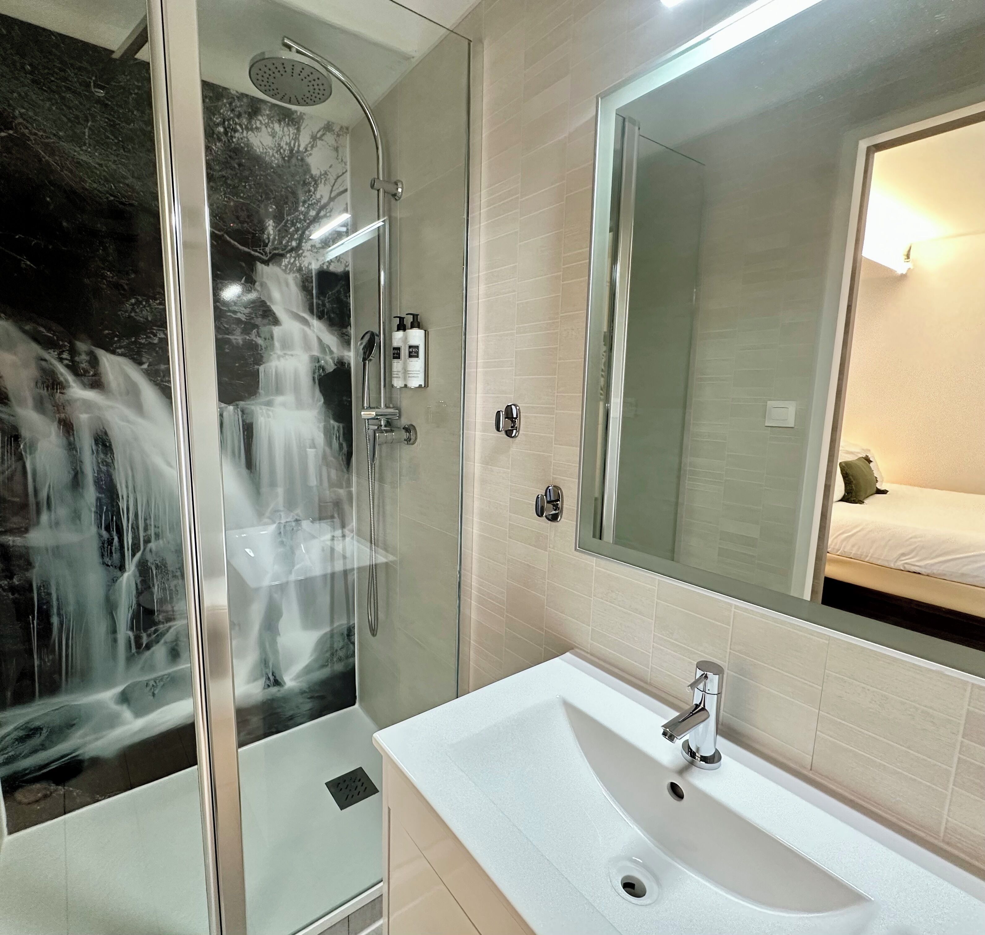 Quarto Standard | Casa de banho | Um polibã, artigos de higiene pessoal grátis, um secador de cabelo 