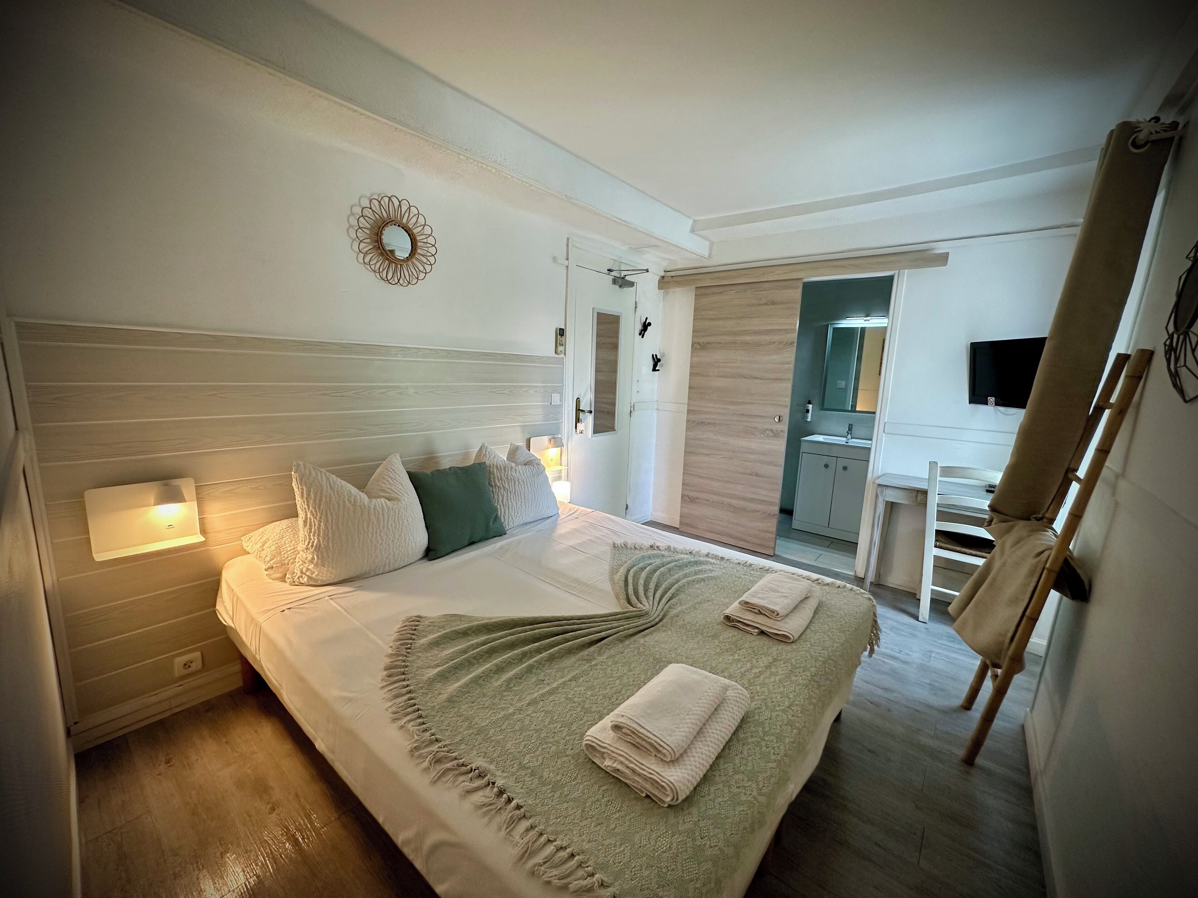 Quarto Clássico | Roupa de alta qualidade, com decoração personalizada 