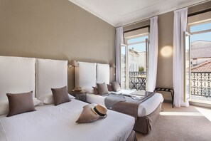 Quarto quádruplo | Cofres nos quartos, escrivaninha, ferros/tábuas de passar roupa