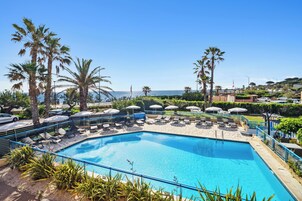 Piscina exterior, da(s) 9:00 à(s) 19:00, guarda-sóis, espreguiçadeiras 