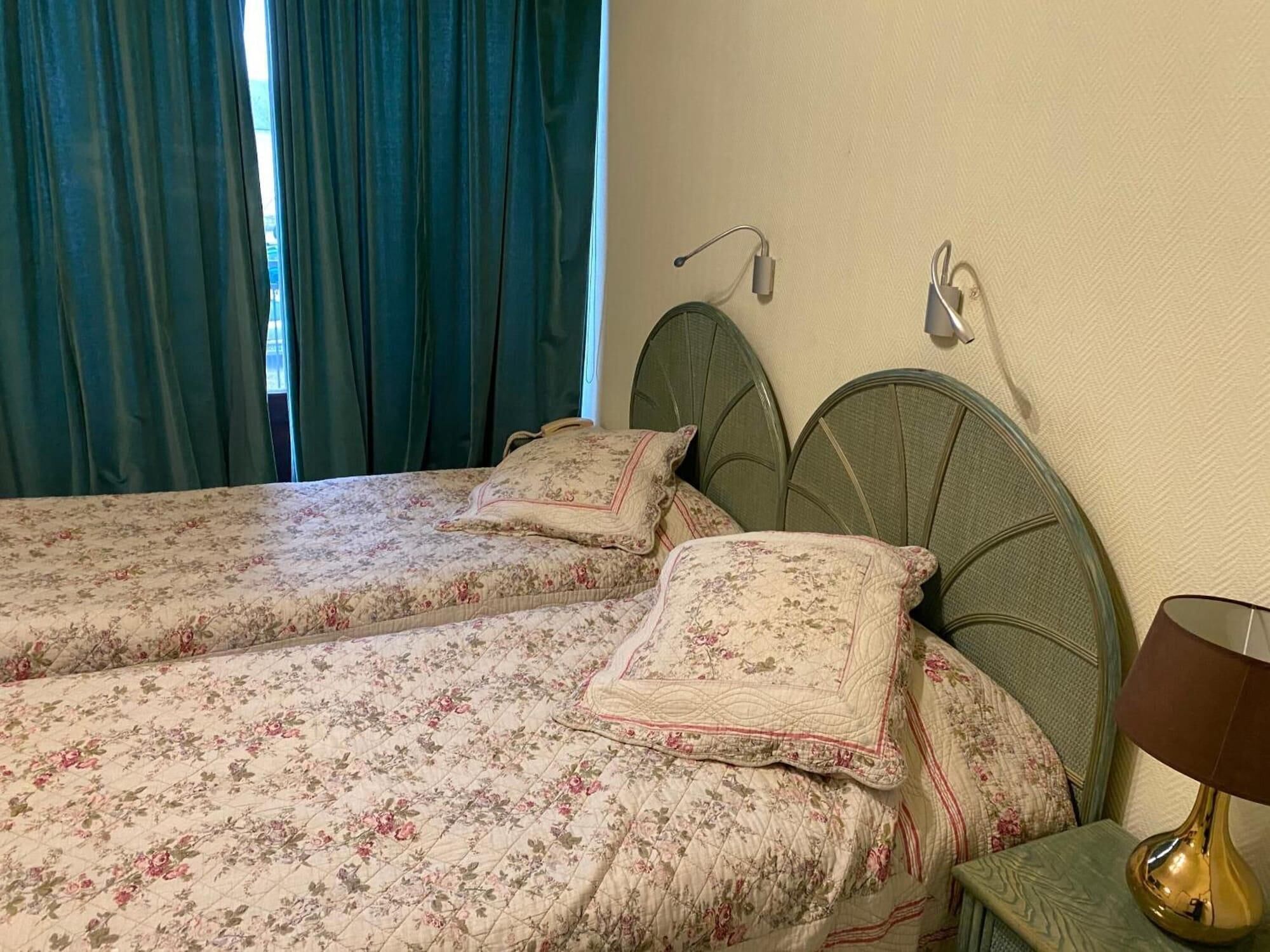 Cofres nos quartos, escrivaninha, Wi-Fi de cortesia