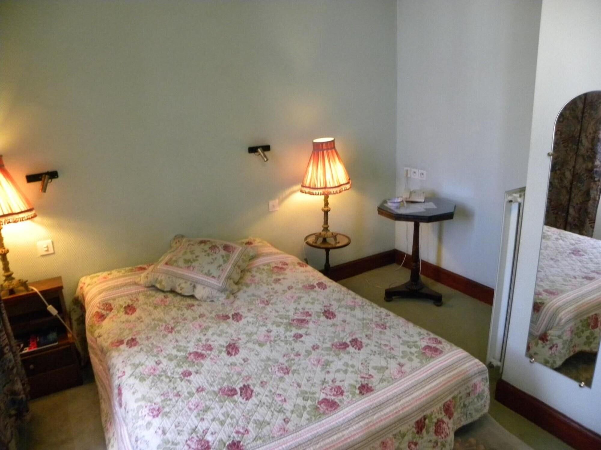 Cofres nos quartos, escrivaninha, Wi-Fi de cortesia