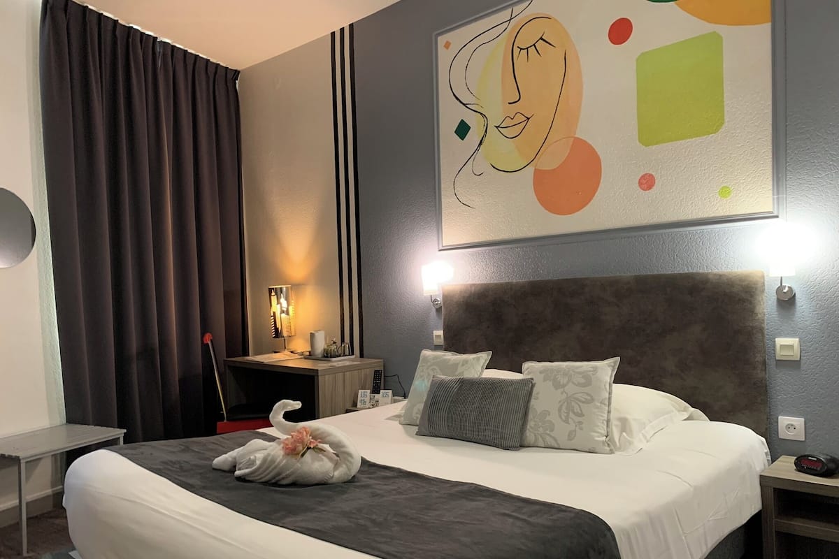 Quarto Duplo Comfort | Roupa de alta qualidade, secretária, cortinas/cortinados opacos 