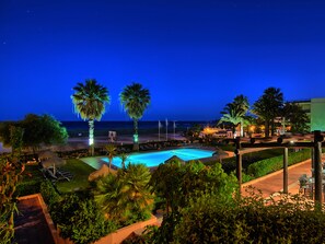 Piscina externa, espreguiçadeiras