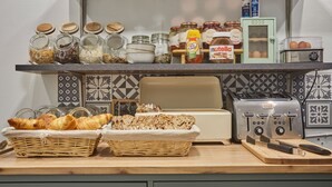 Uma bancada de cozinha com pão, potes e uma torradeira.