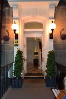 Fachada do alojamento (tarde/noite)