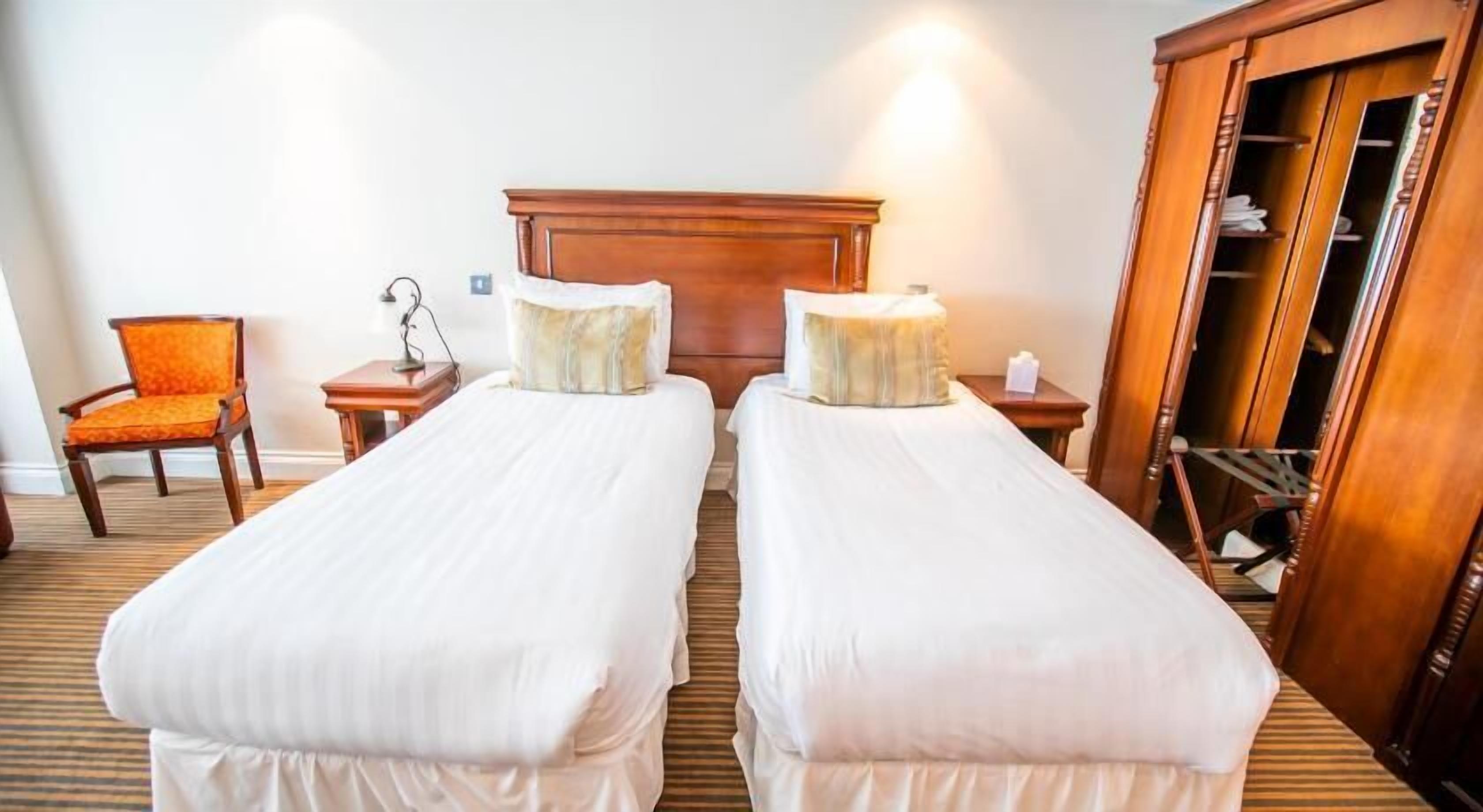 Roupa de alta qualidade, edredões de penas, secretária 