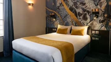 Quarto casal | Roupas de cama premium, cofres nos quartos, escrivaninha