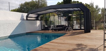 Piscina interior, piscina exterior sazonal, guarda-sóis 