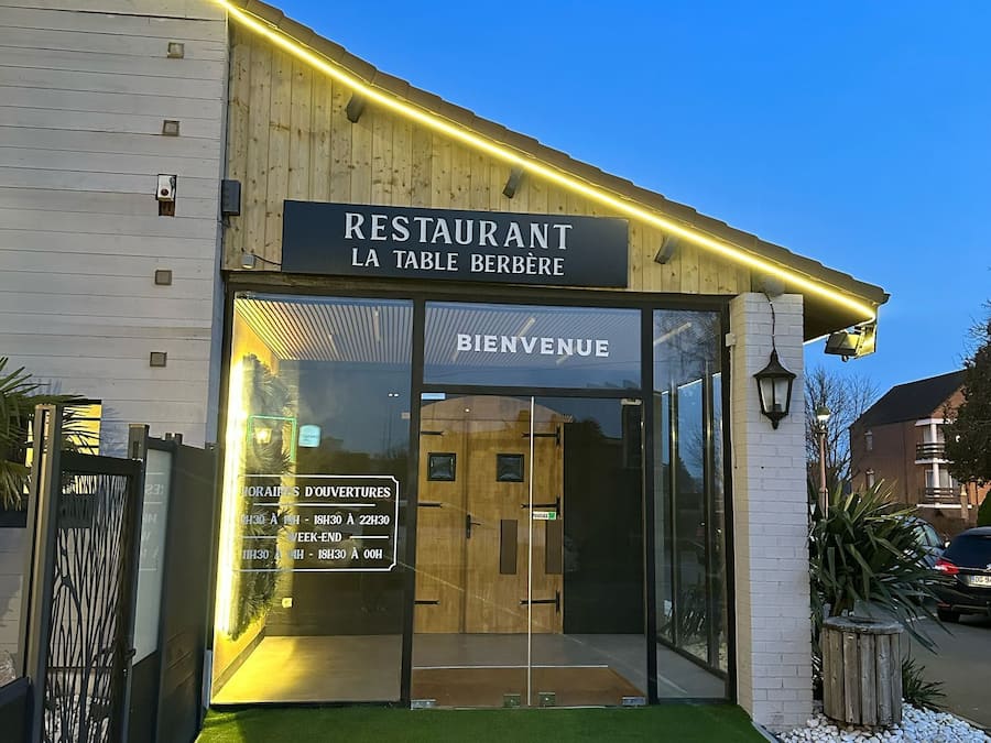 Almoços e jantares servidos, incluindo cozinha do Médio Oriente