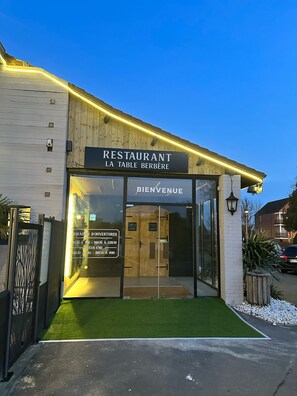 Almoços e jantares servidos, incluindo cozinha do Médio Oriente 