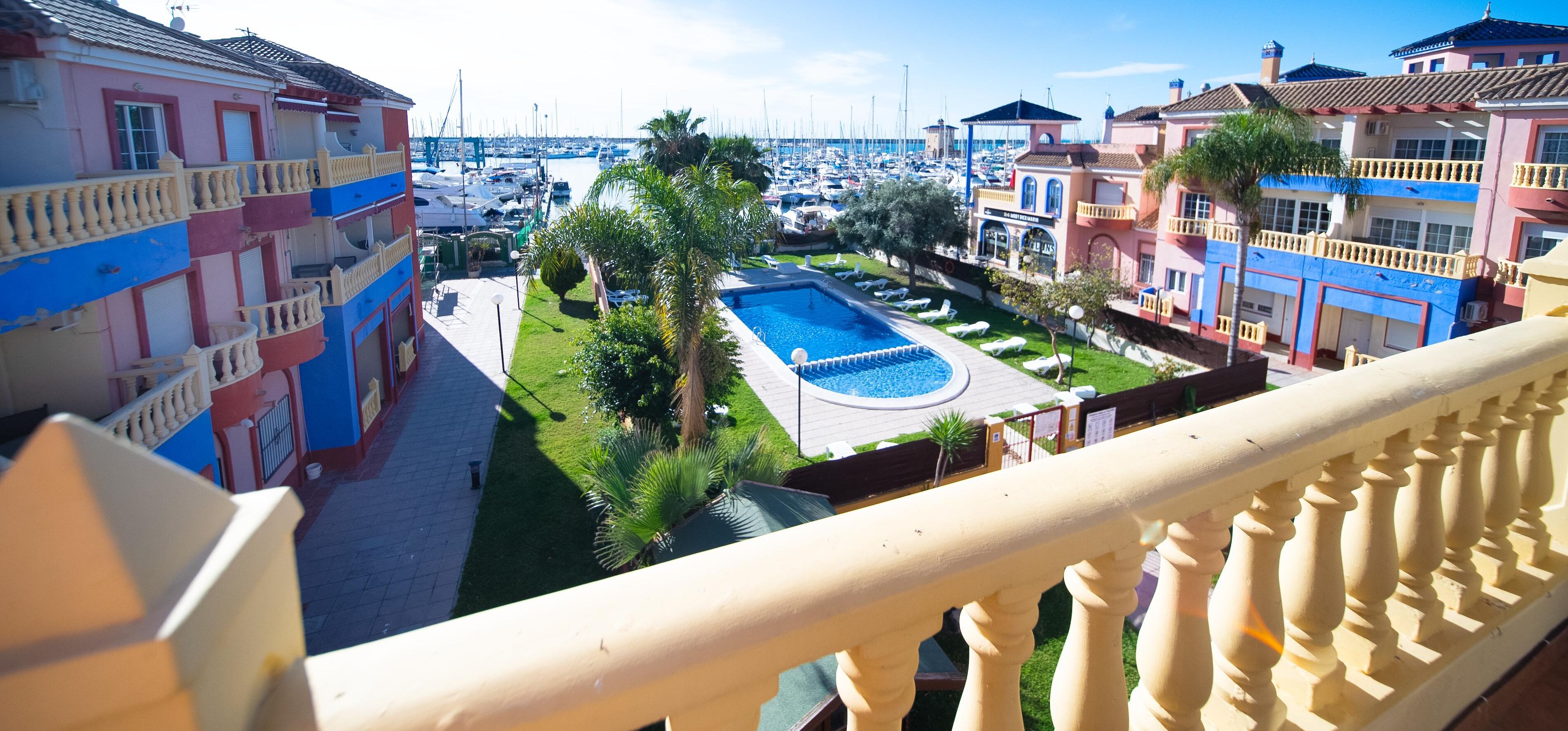 Piscina externa, espreguiçadeiras