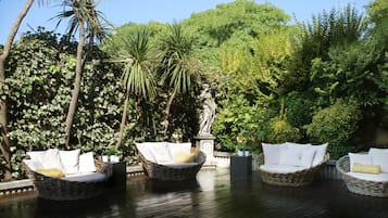 Piscina interna, piscina externa, espreguiçadeiras