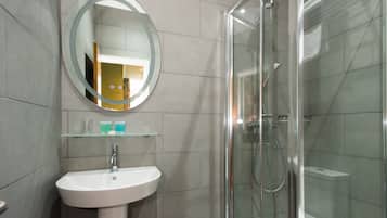 Secador de cabelo, toalhas de banho, sabonete, shampoo