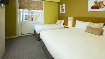 Quarto triplo, suíte | Cofres nos quartos, escrivaninha, quartos à prova de som