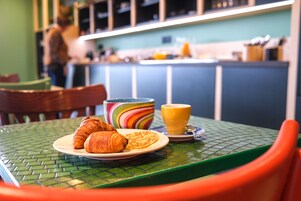 Pequeno-almoço tipo buffet diário mediante uma taxa 