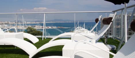 Terraço com espreguiçadeiras