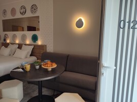 Estúdio Superior | Roupa de alta qualidade, cofre no quarto, secretária 