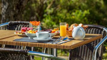 Pequeno-almoço tipo buffet diário (12 EUR por pessoa)