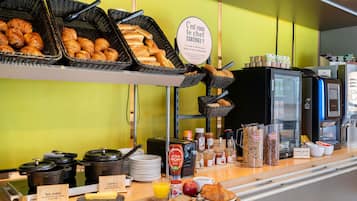 Pequeno-almoço tipo buffet diário mediante uma taxa