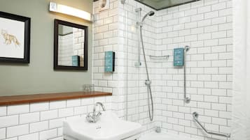 Quarto Duplo | Casa de banho | Um secador de cabelo, toalhas fornecidas