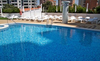 Piscina externa, funciona das 9h às 19h, guarda-sóis, espreguiçadeiras