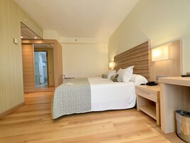 Quarto casal, acessível (2 beds) | Frigobar, escrivaninha, cortinas blackout, quartos à prova de som