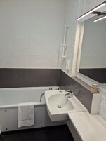 Quarto casal | Banheiro | Chuveiro/banheira combinados, produtos de toalete grátis