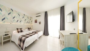 Quarto de hotel moderno com uma cama grande, uma escrivaninha e um espelho.