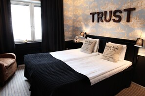 Roupa hipoalergénica, minibar, cofre no quarto 