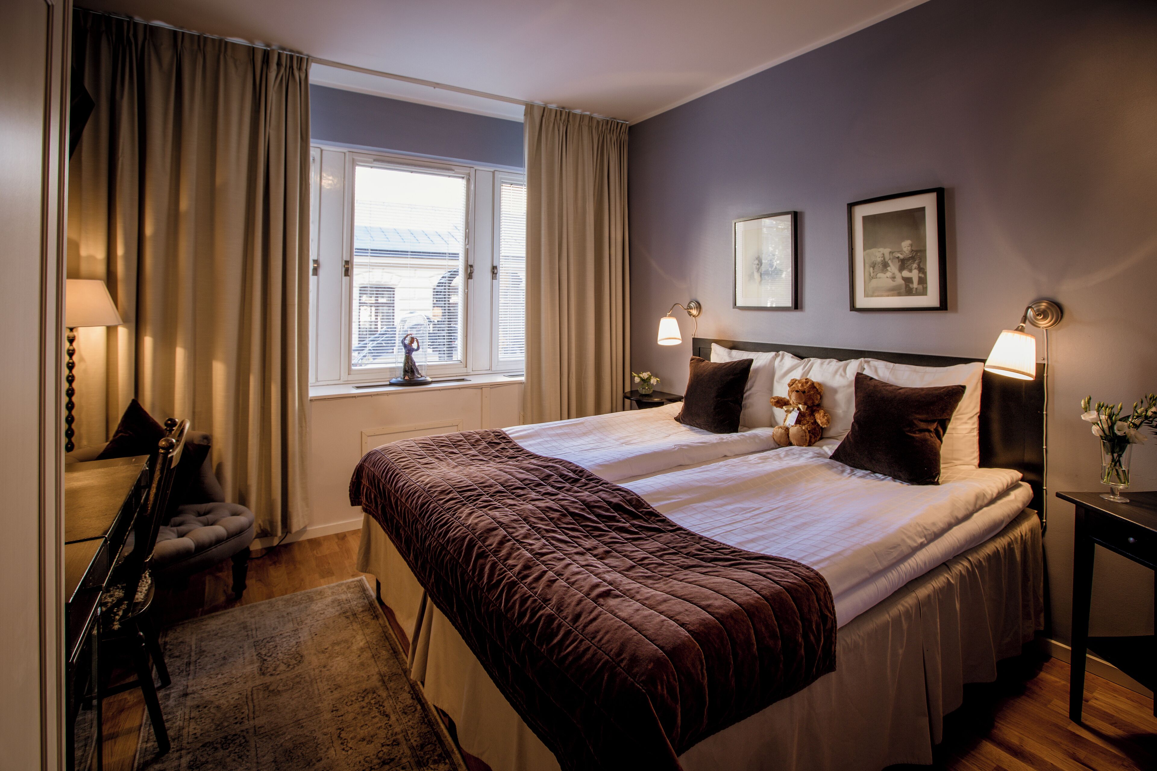 Roupa hipoalergénica, minibar, cofre no quarto 