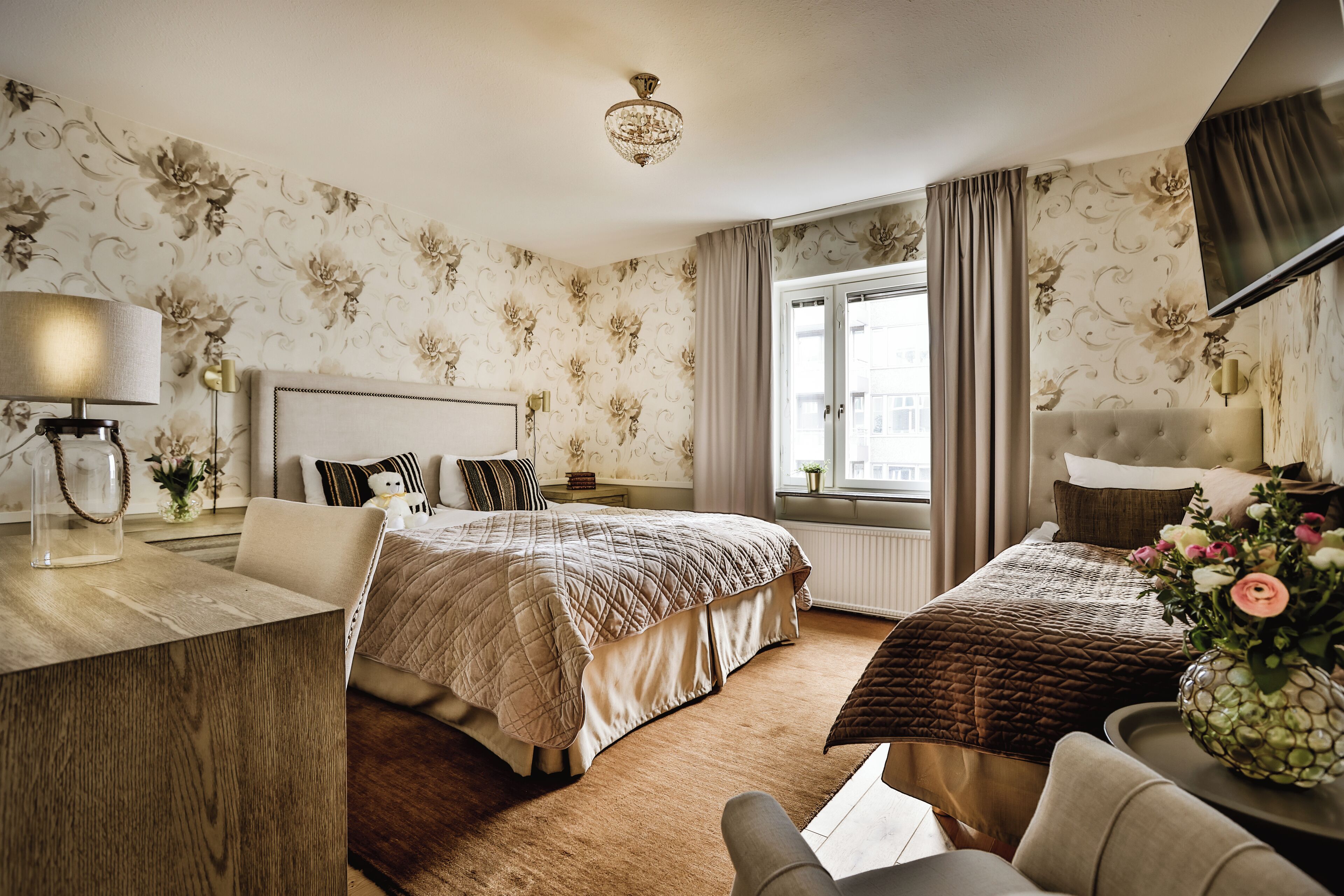 Roupa hipoalergénica, minibar, cofre no quarto 