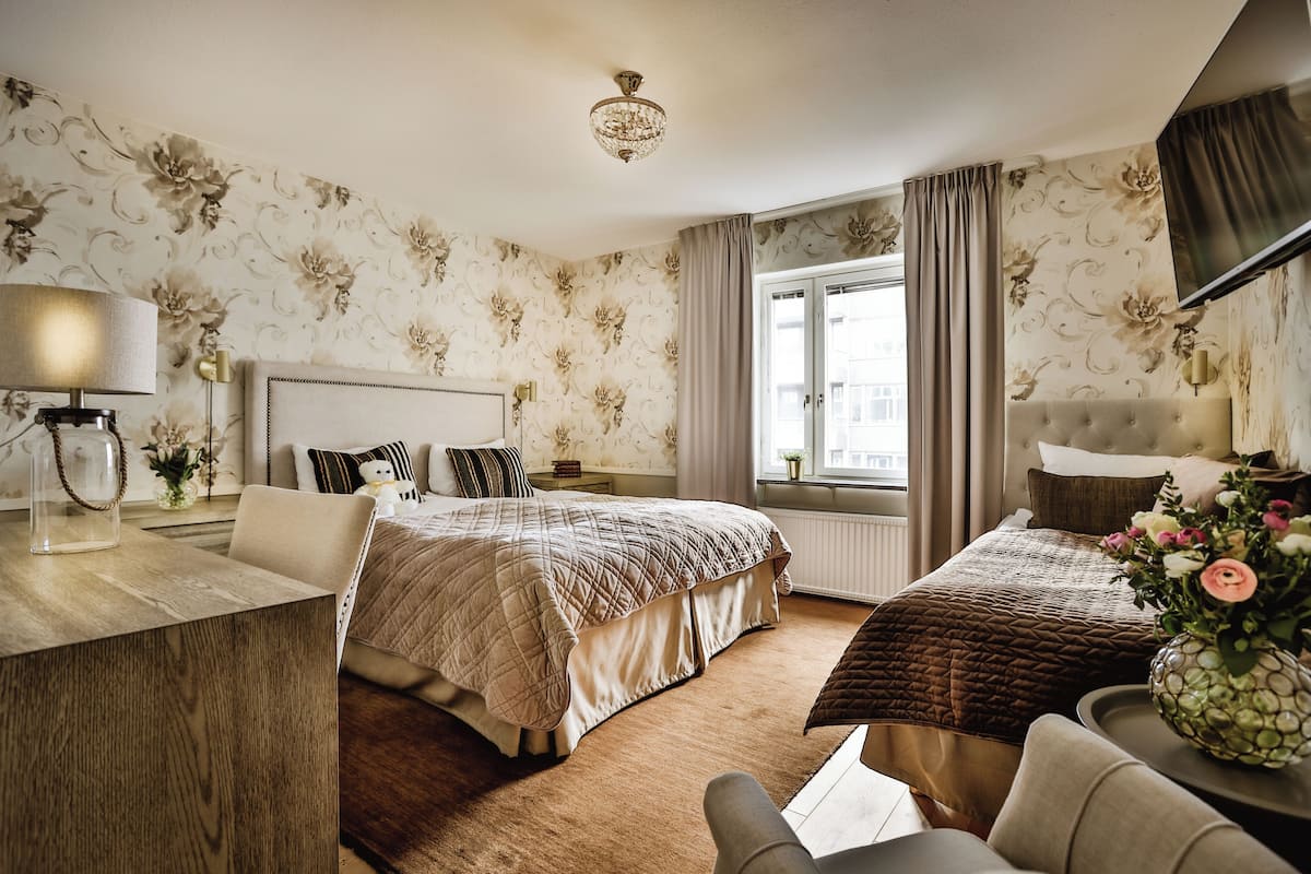 Roupa hipoalergénica, minibar, cofre no quarto