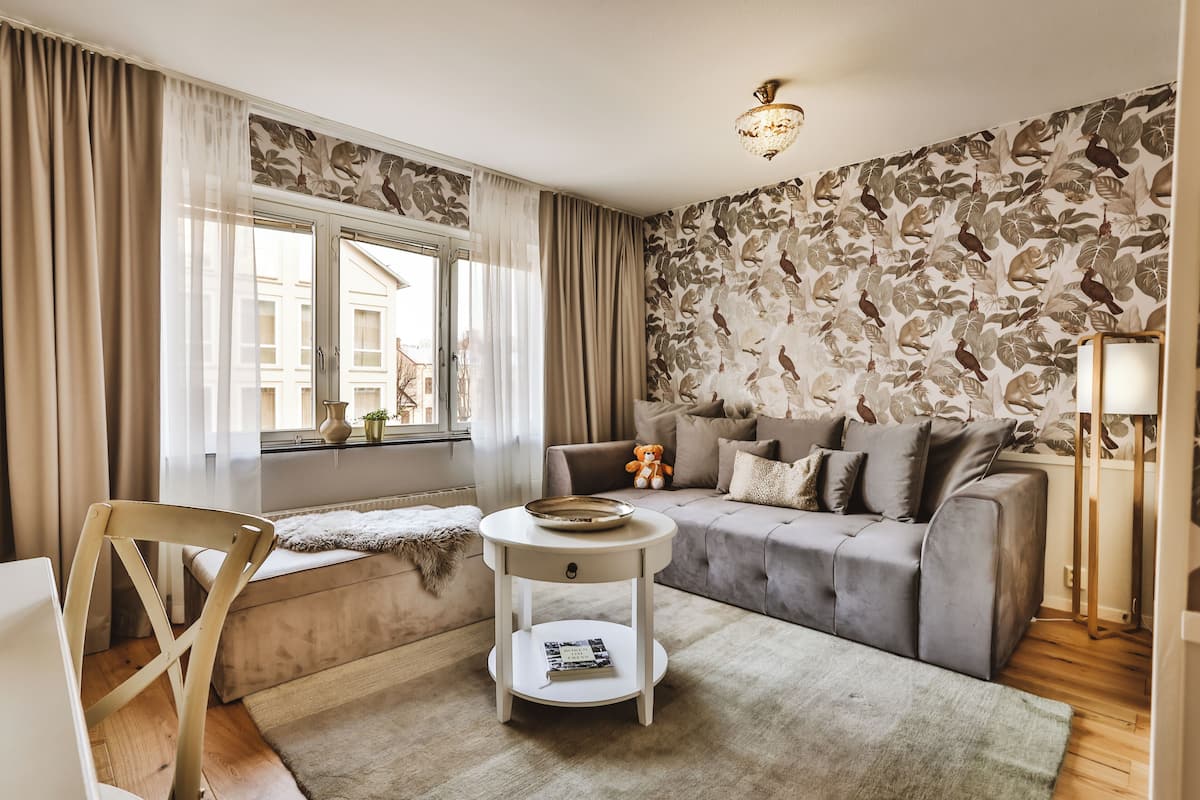 Roupa hipoalergénica, minibar, cofre no quarto